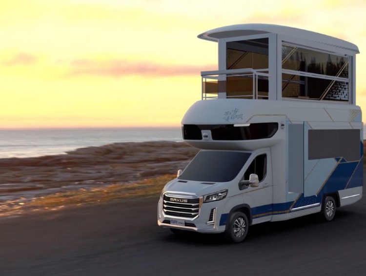 Кампер на два спрата: Куќа од 32 квадратни метри на четири тркала за ...